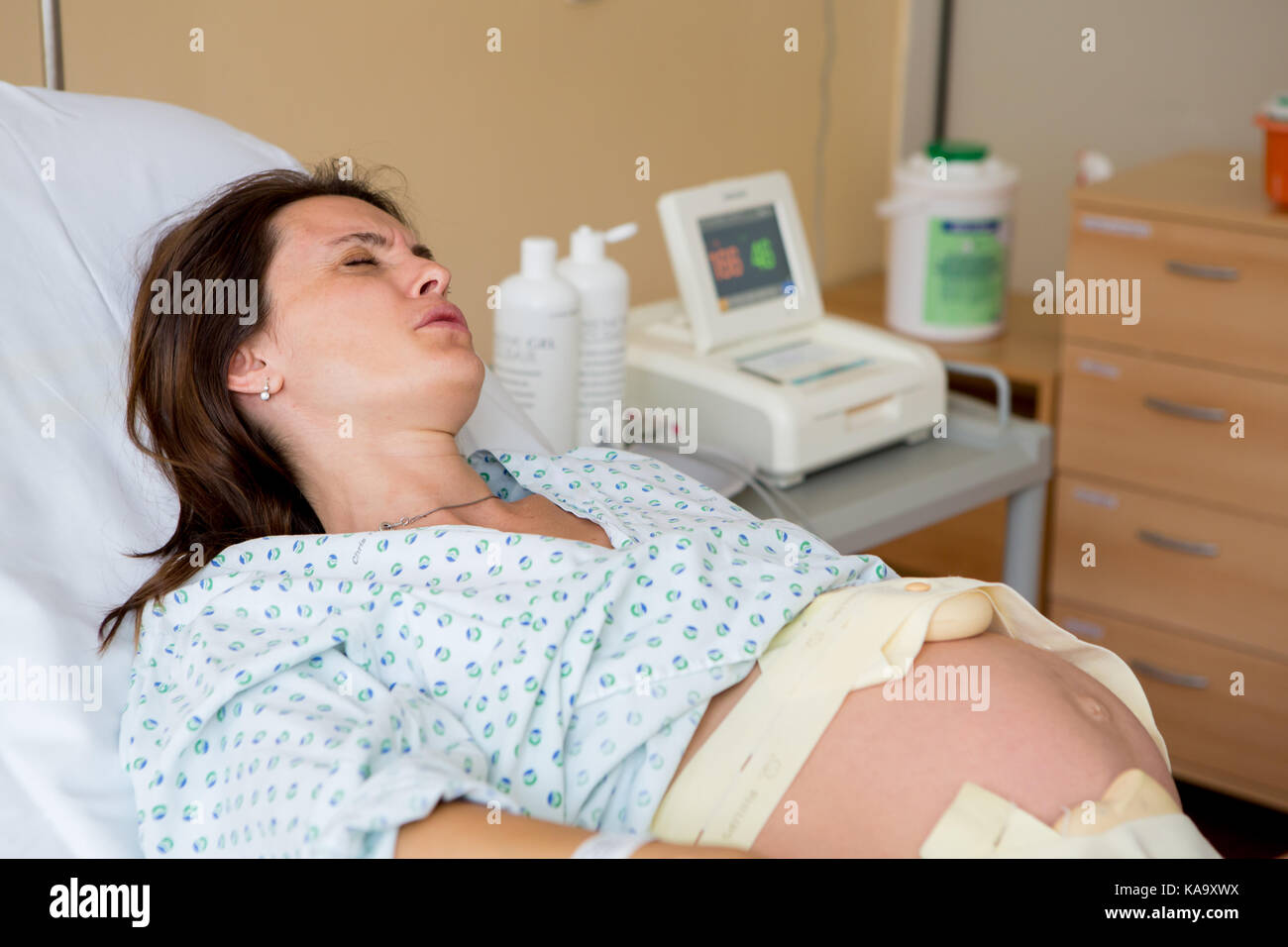 Woman giving birth bed hi-res stock photography and images - Alamy
