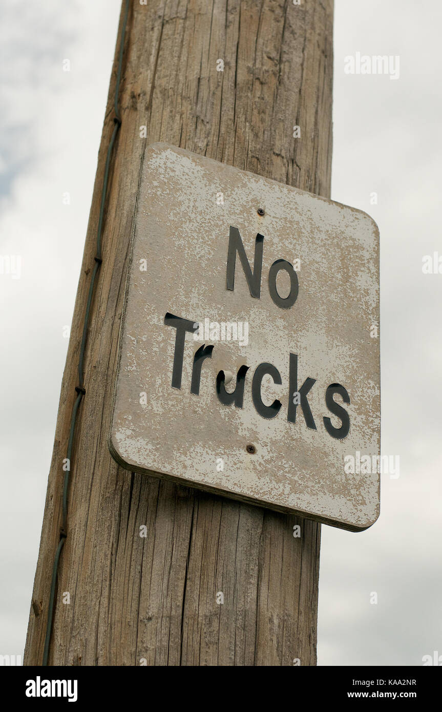 No trucks sign hi-res stock photography and images - Alamy