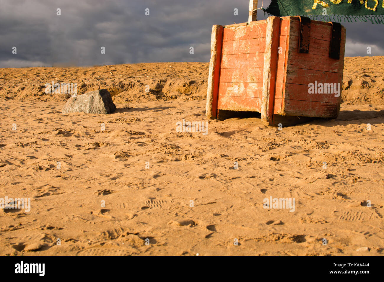 Treasure chest on beach tropical hi-res stock photography and images ...