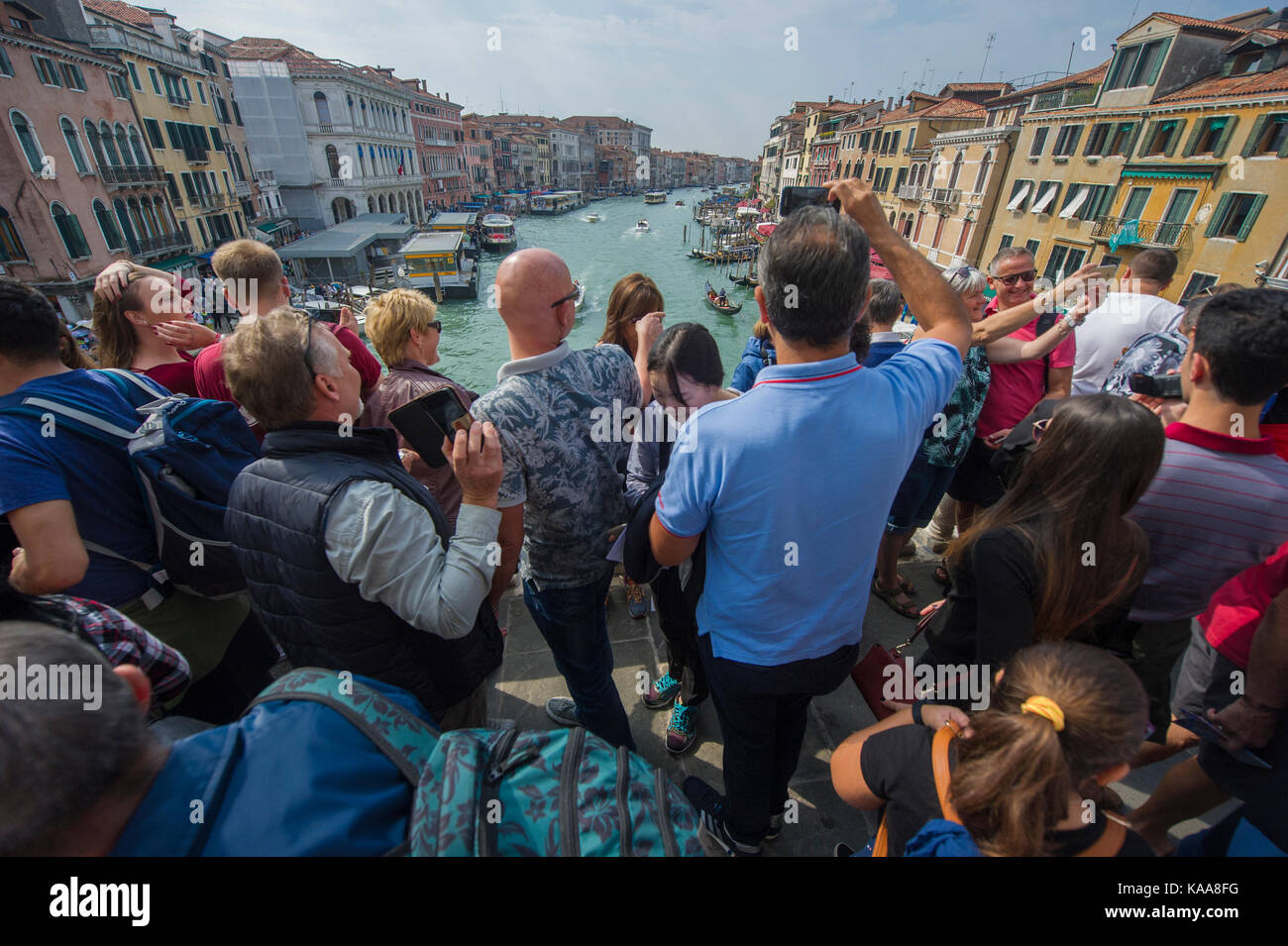 Gondola venice gondolier crowded hi-res stock photography and images ...