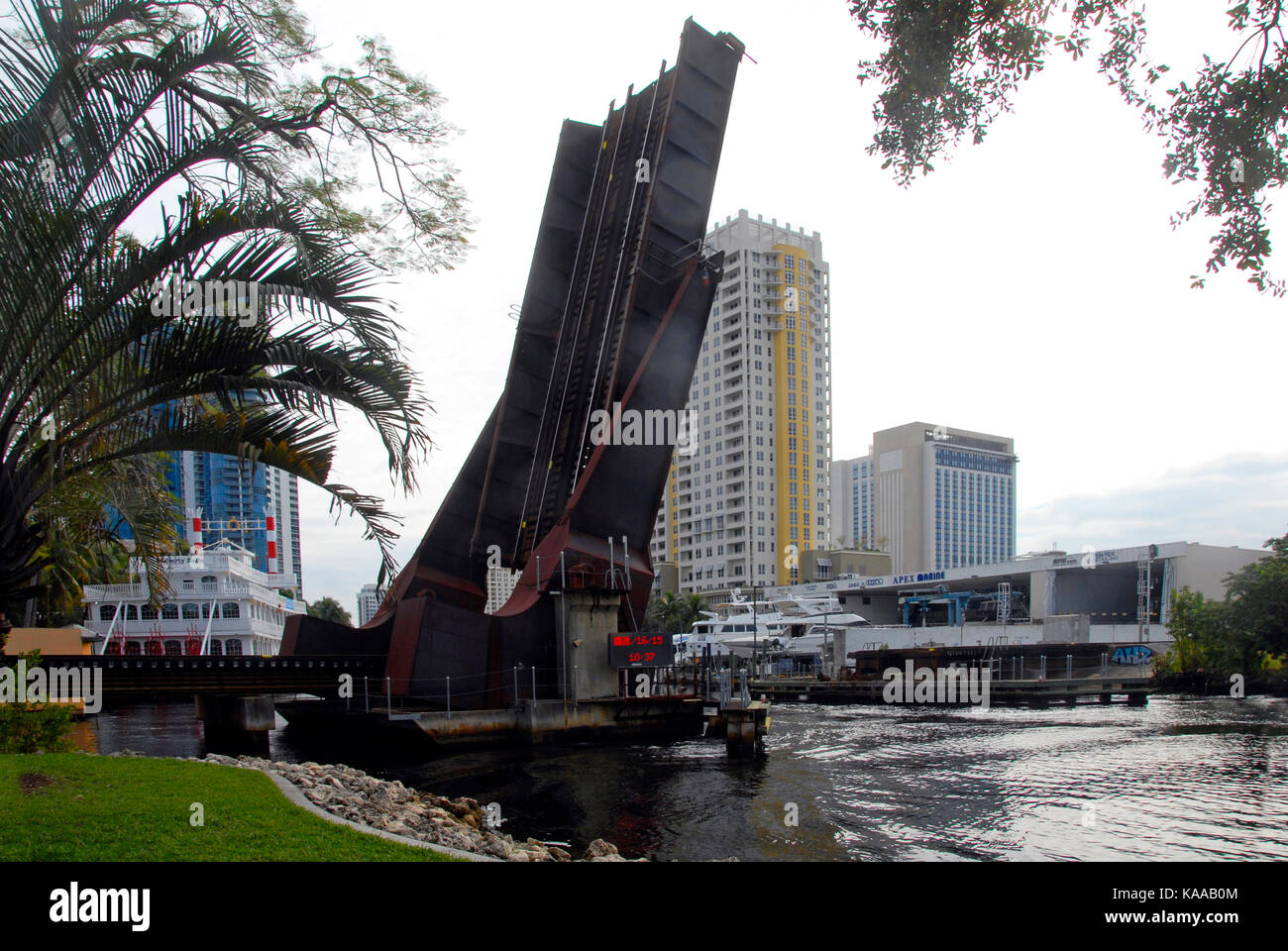 Lifting rail bridge hi-res stock photography and images - Alamy