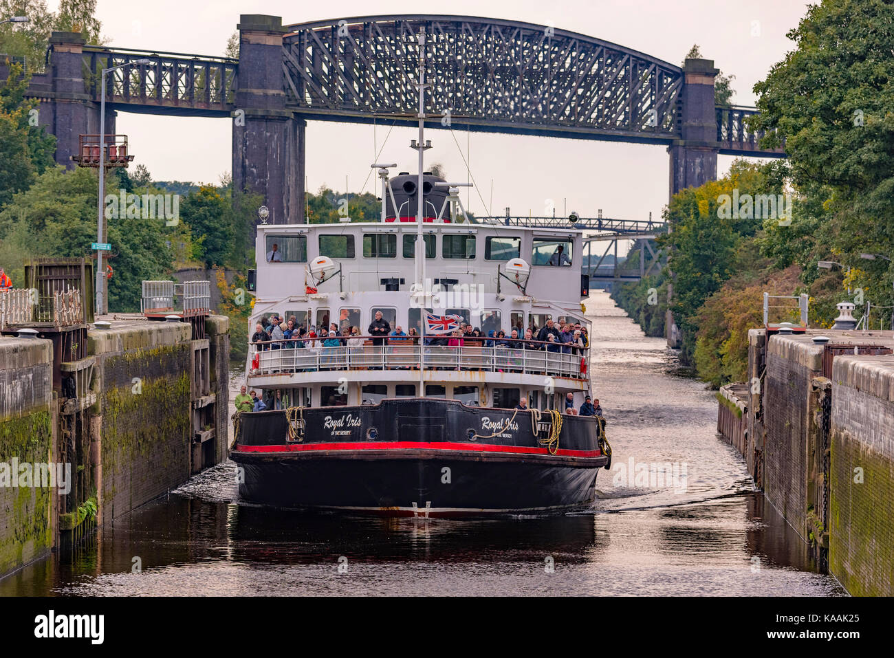 Royal canal locks hi-res stock photography and images - Alamy