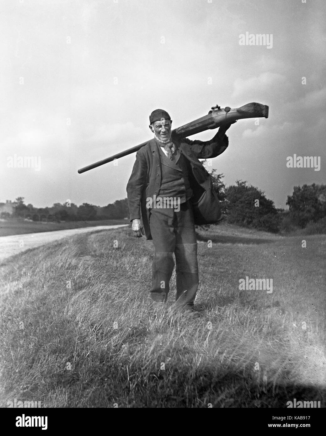 Snowden Slights carrying big gun YORYM S236 Stock Photo - Alamy
