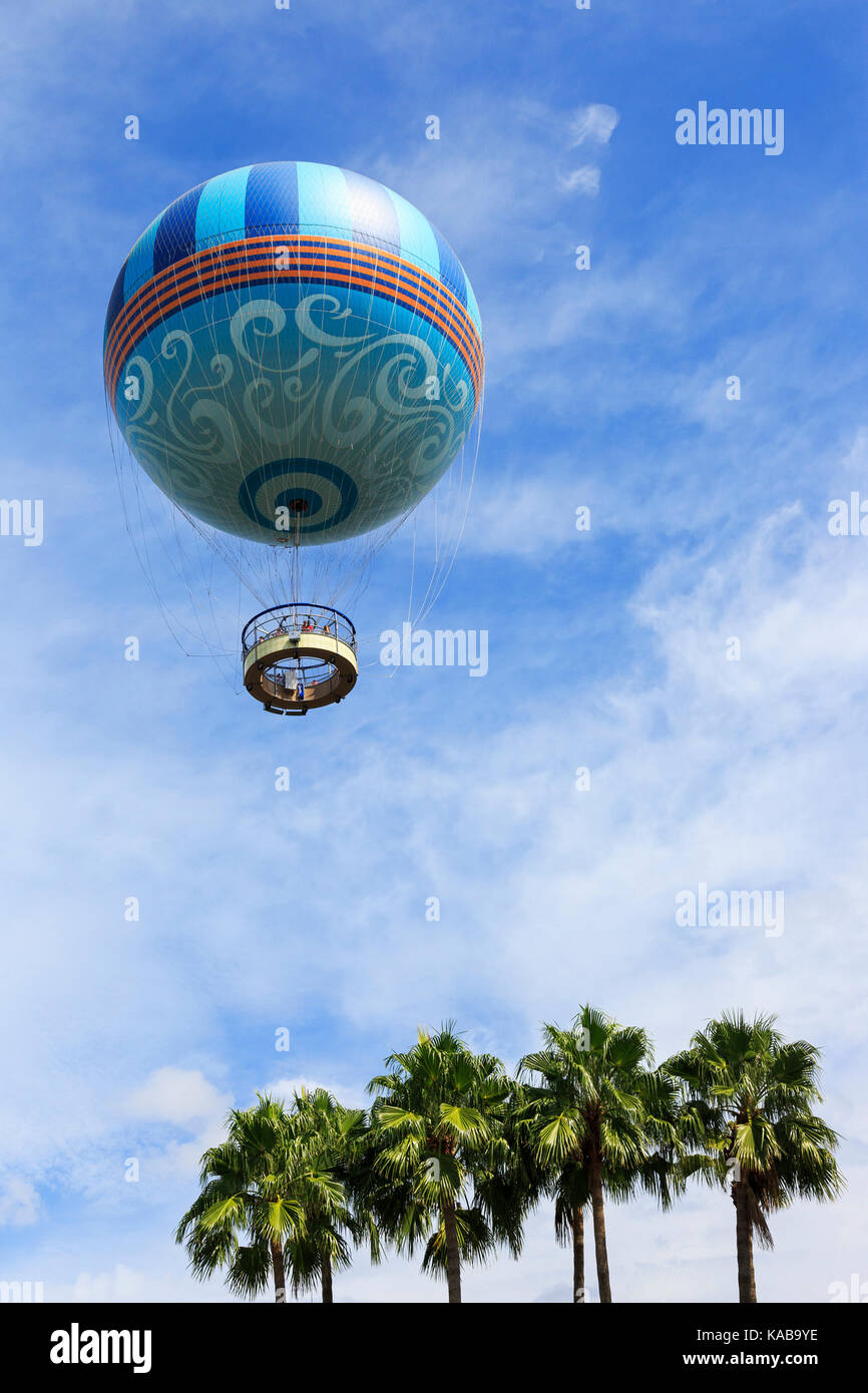Hot air balloon basket passengers hi-res stock photography and images ...