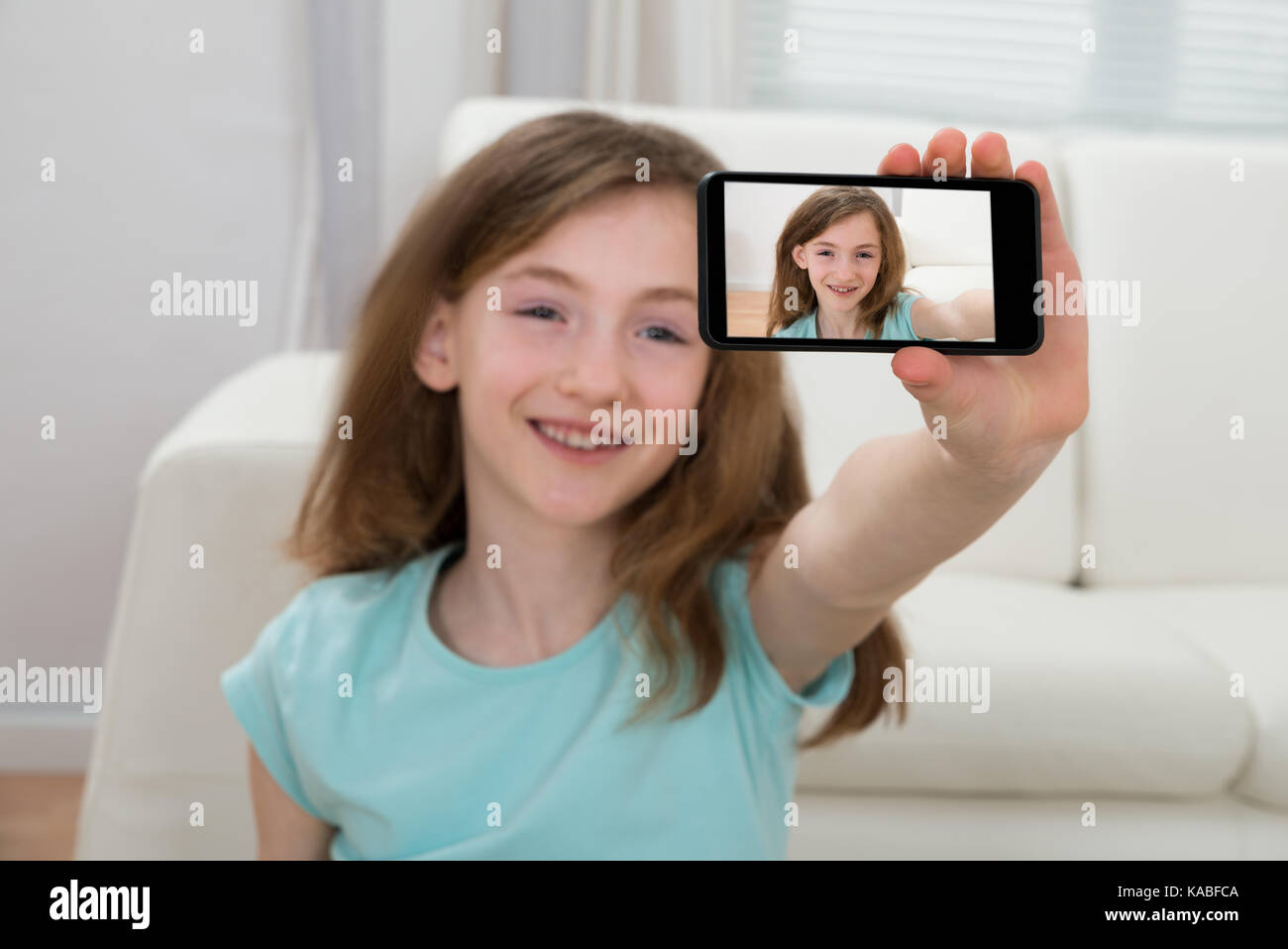 Girl taking selfie hi-res stock photography and images - Alamy