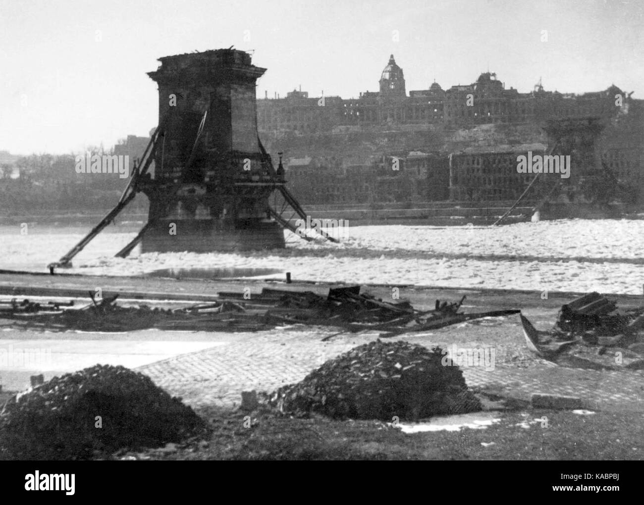 The szechenyi chain bridge and the buda castle in ruins hi-res stock ...