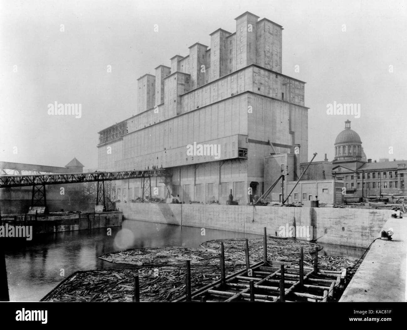 Grain silos storage facilities hi-res stock photography and images - Alamy