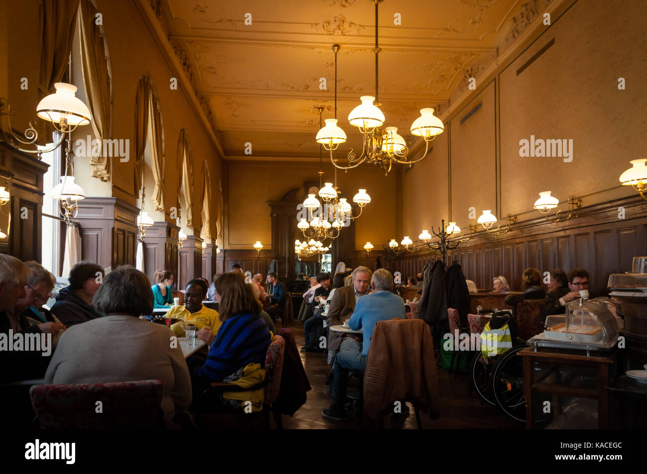 Interior of the world-famous Cafe Sperl, elegant cafe house in Vienna ...