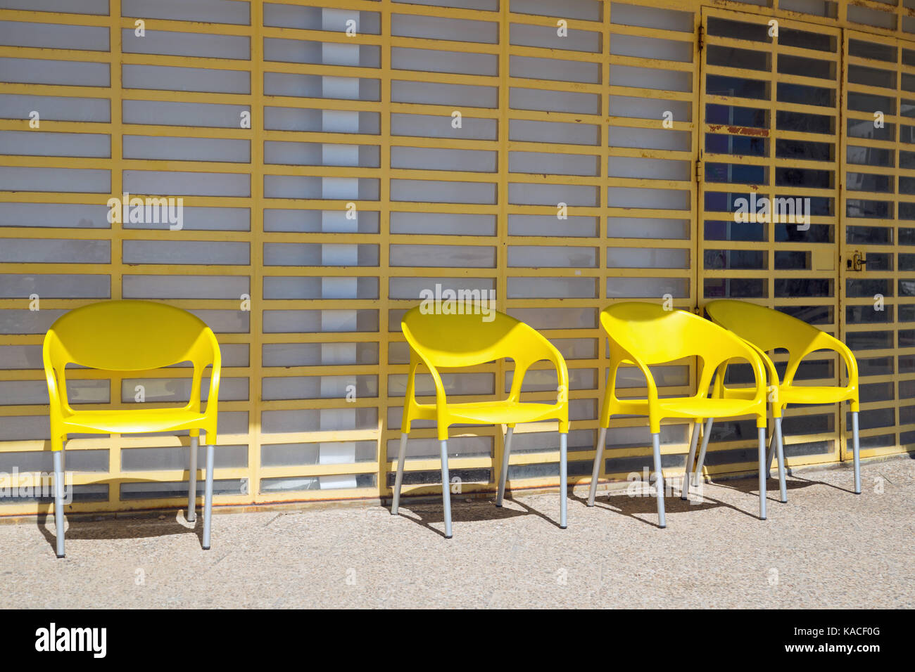 Four empty chairs shade hi-res stock photography and images - Alamy