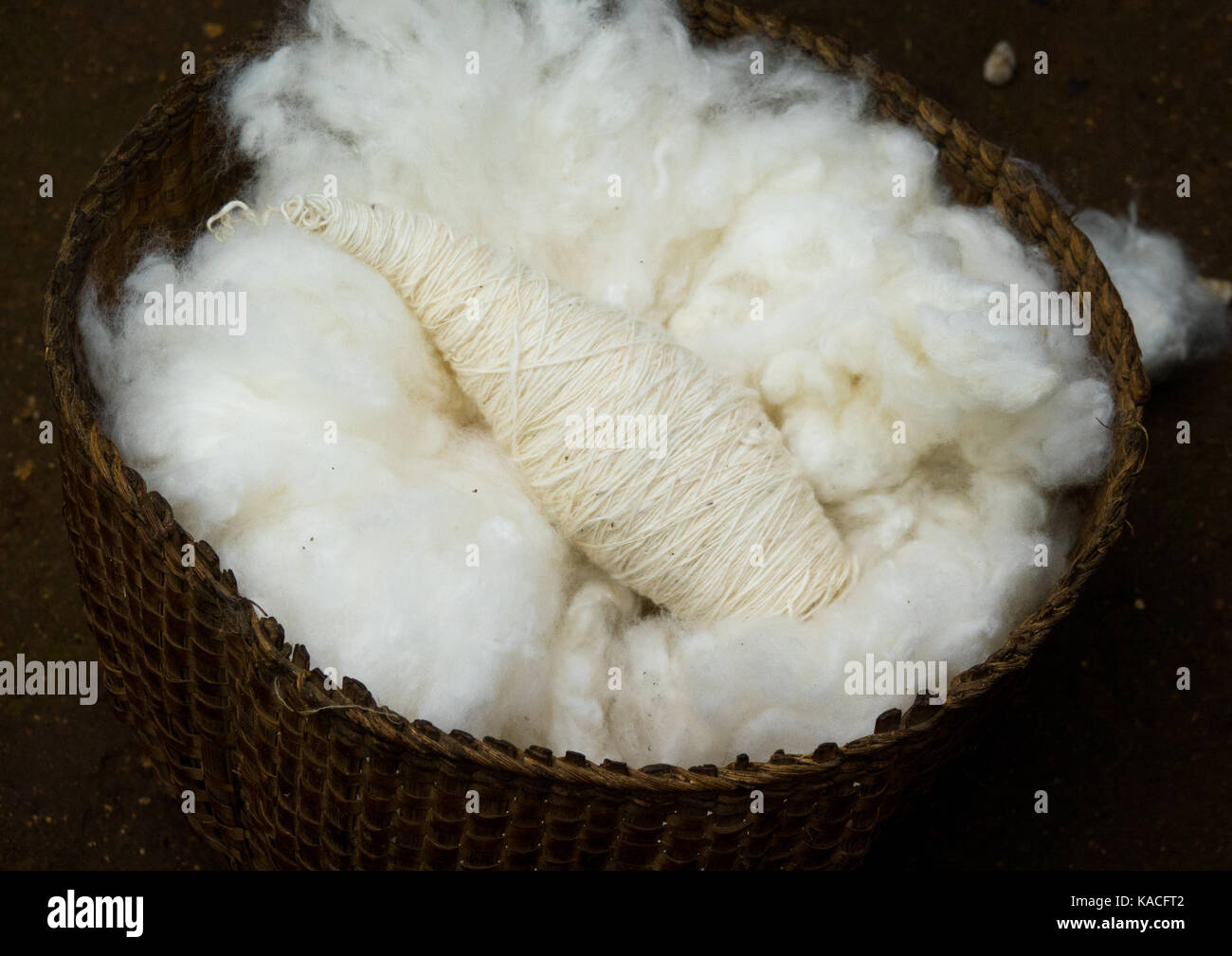 Spinning cotton from Droze tribe, Ethiopia Stock Photo - Alamy