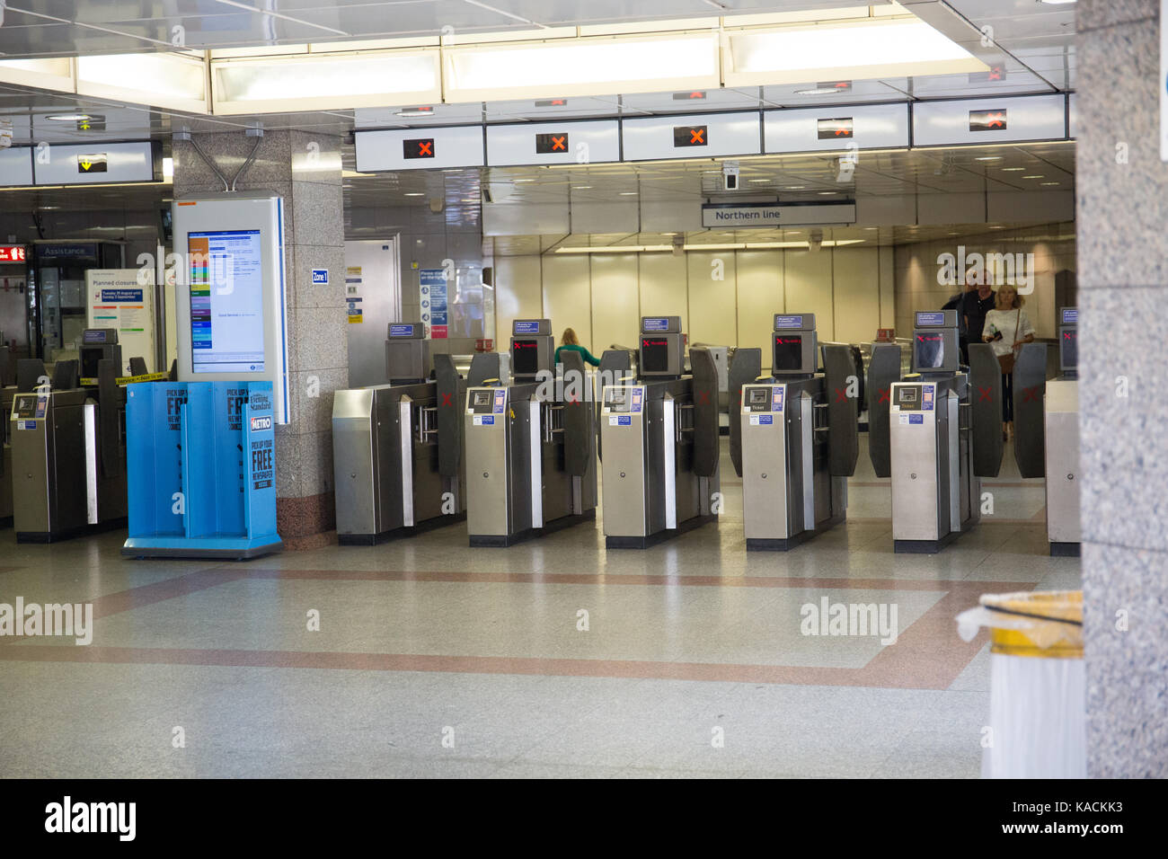 Angel Underground Station Platform High Resolution Stock Photography ...
