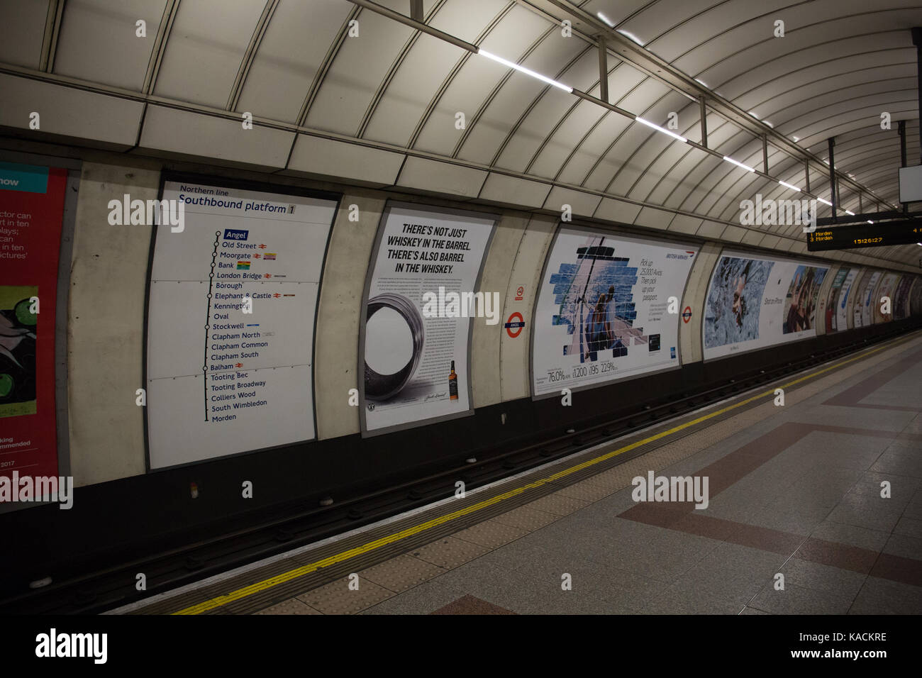 Platform at Angel underground station Stock Photo - Alamy