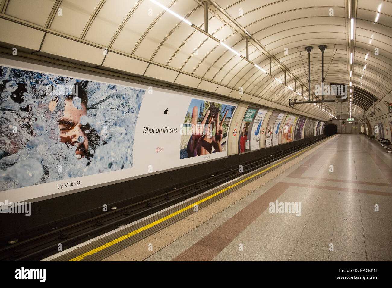 Platform at Angel underground station Stock Photo - Alamy