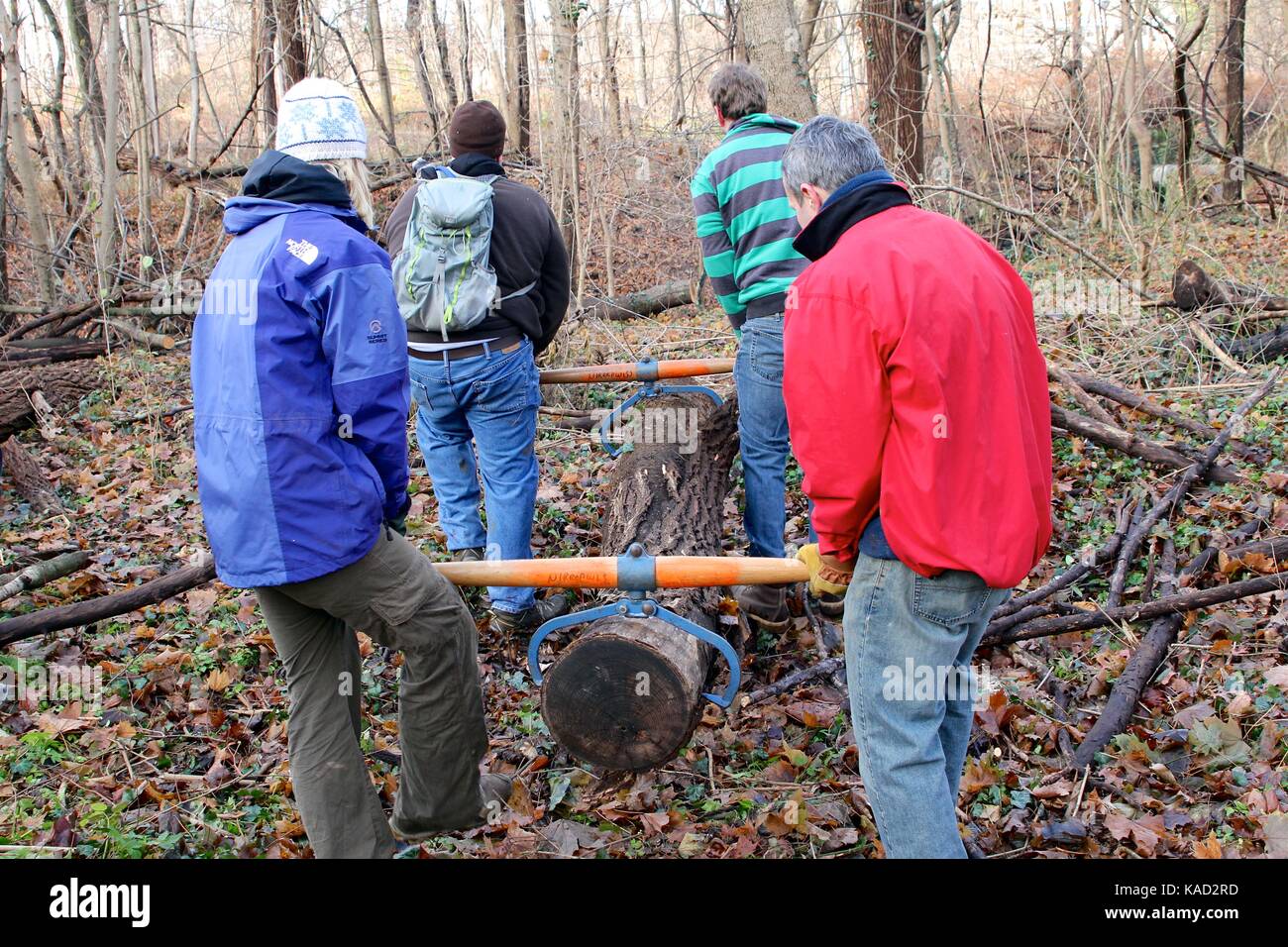 Men carrying log hi-res stock photography and images - Alamy