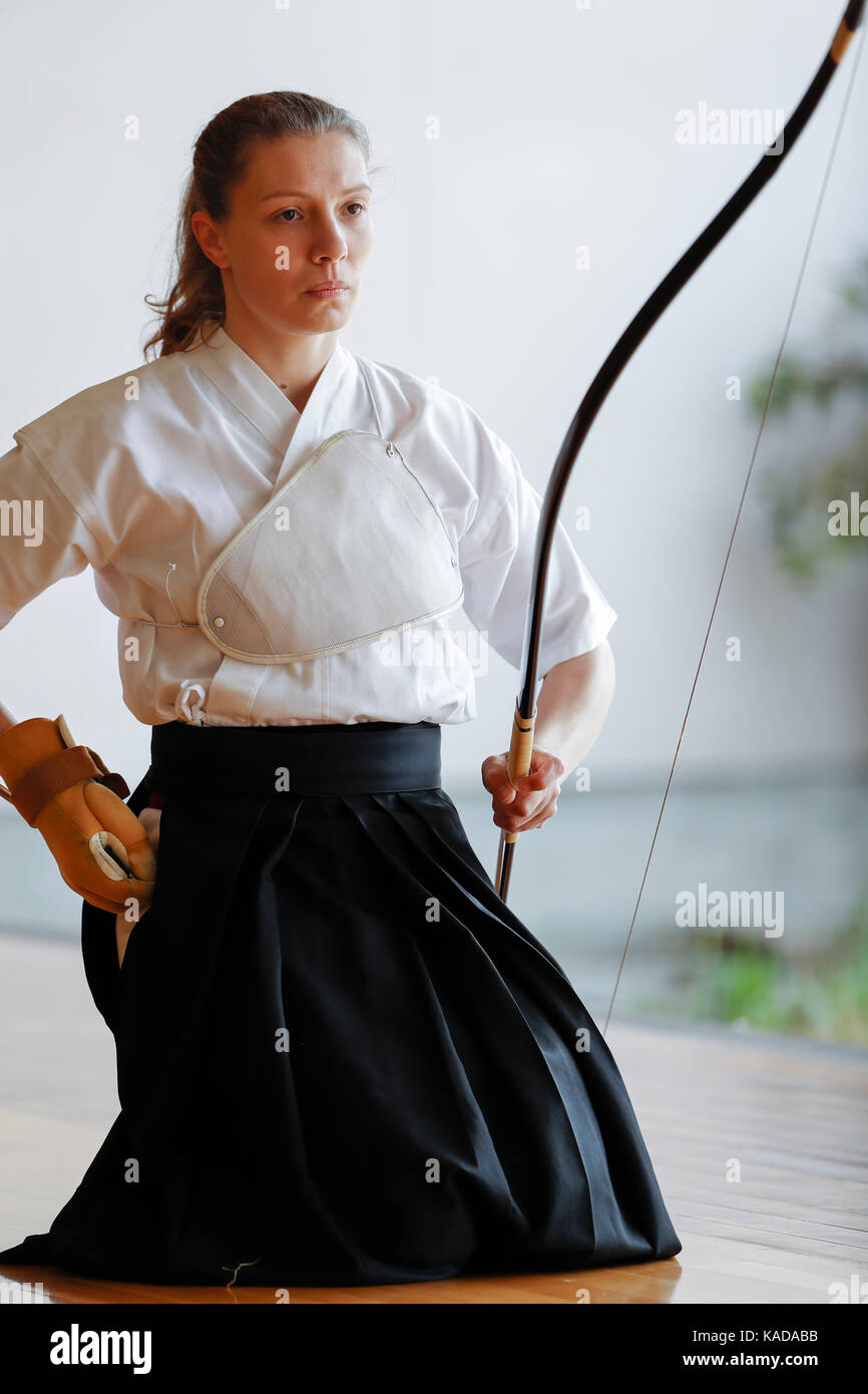 Kyudo hi-res stock photography and images - Alamy