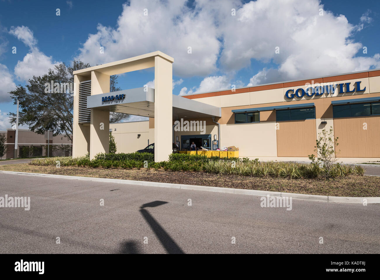 Goodwill store and donation center hi-res stock photography and images ...