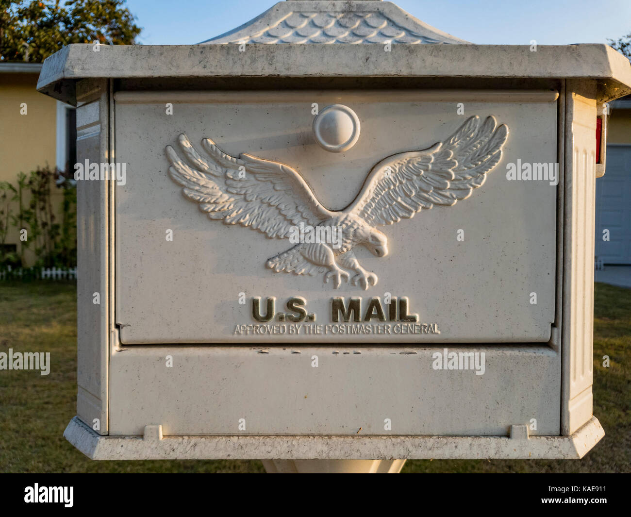 Mailbox symbol hi-res stock photography and images - Alamy