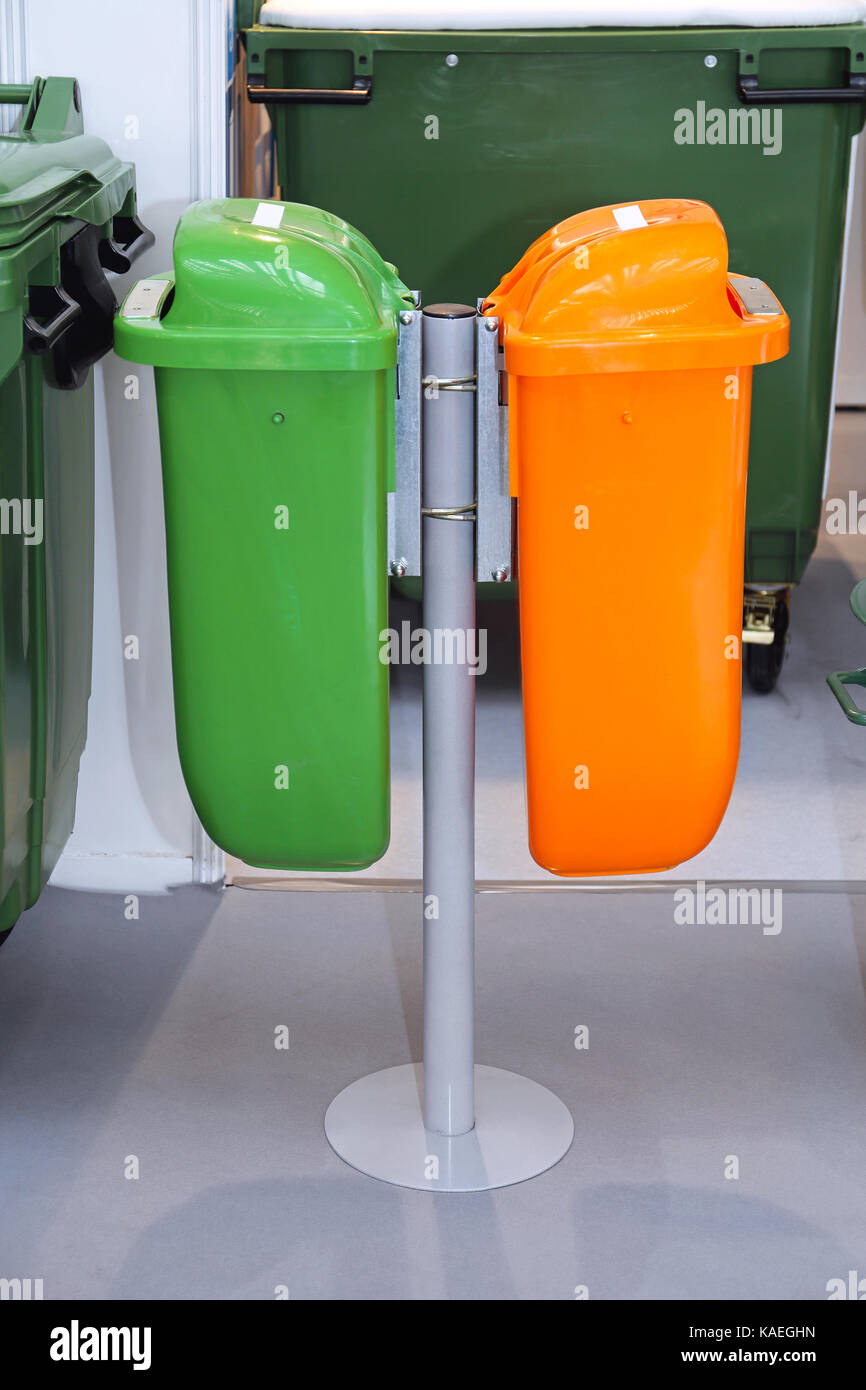 Plastic outdoor trash cans hi-res stock photography and images - Alamy
