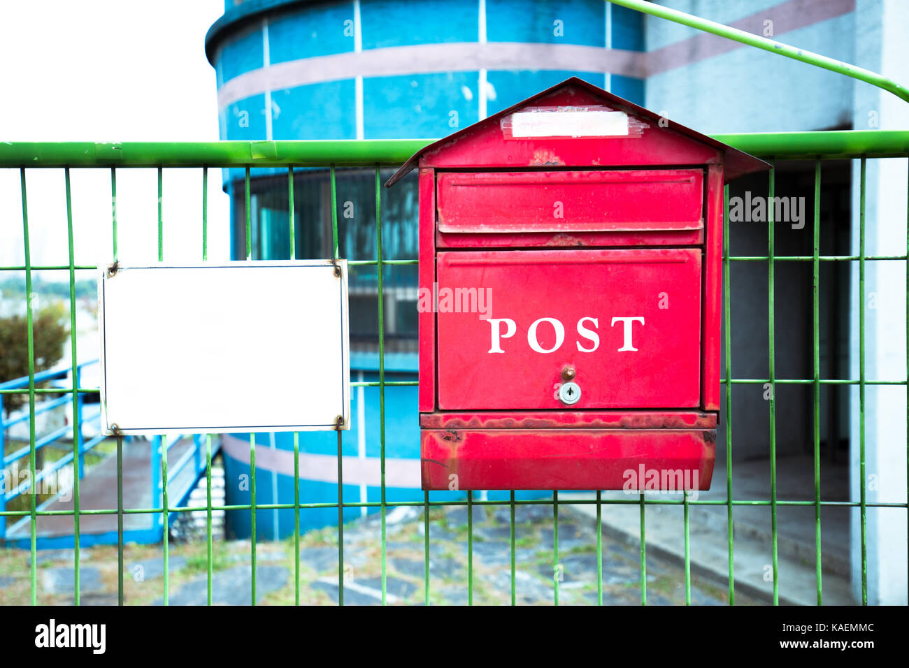 Red steel post box hi-res stock photography and images - Alamy