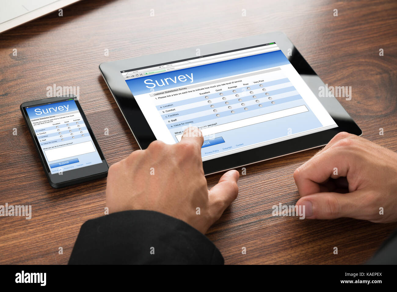 Business people feedback tablet hi-res stock photography and images - Alamy
