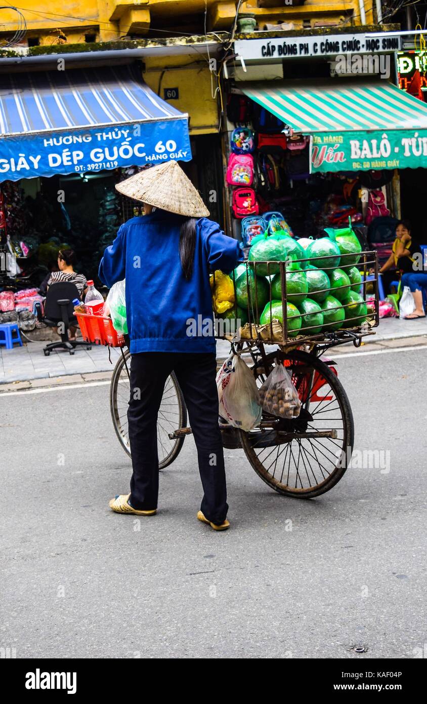 Vietnamese carrying pole hi-res stock photography and images - Alamy