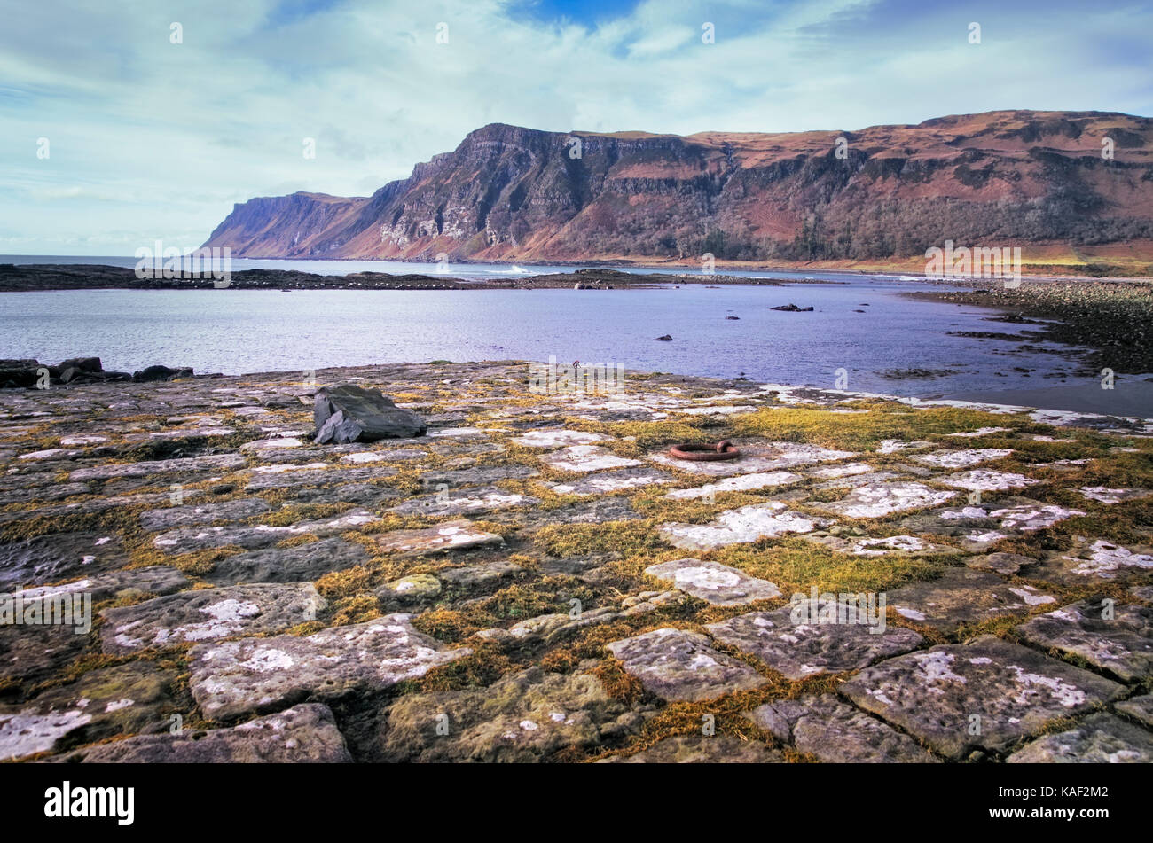 Old pier, Carsaig Bay and cliffs Stock Photo - Alamy