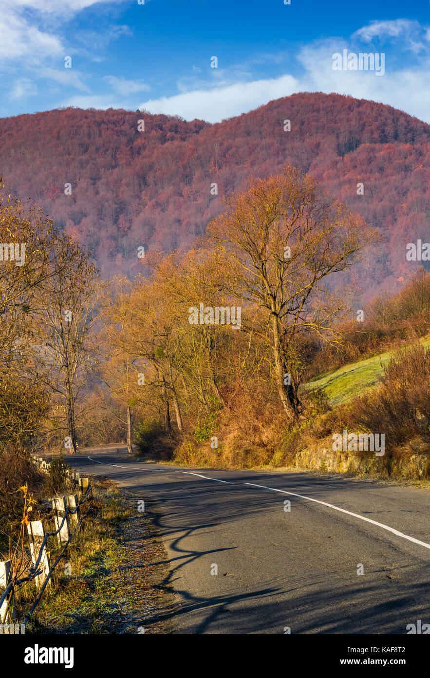 asphalt road mountainous countryside Stock Photo - Alamy
