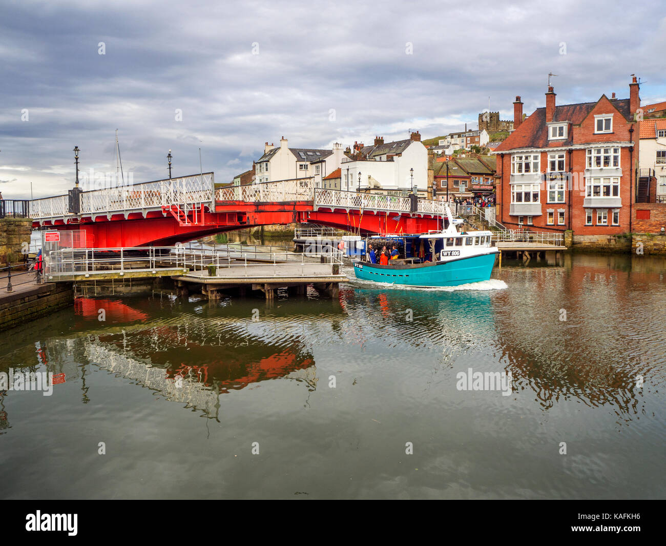 Whitby swing bridge hi-res stock photography and images - Alamy