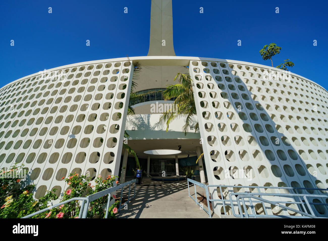 Exterior view of LAX Theme Building on morning at Los Angeles ...