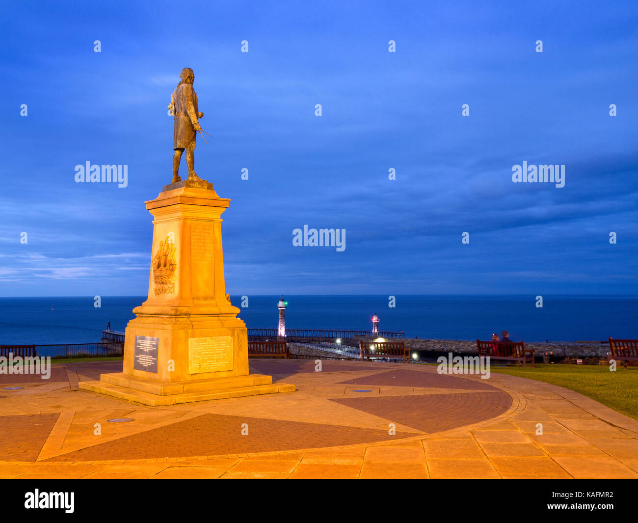 Whitby james cook statue hi-res stock photography and images - Alamy