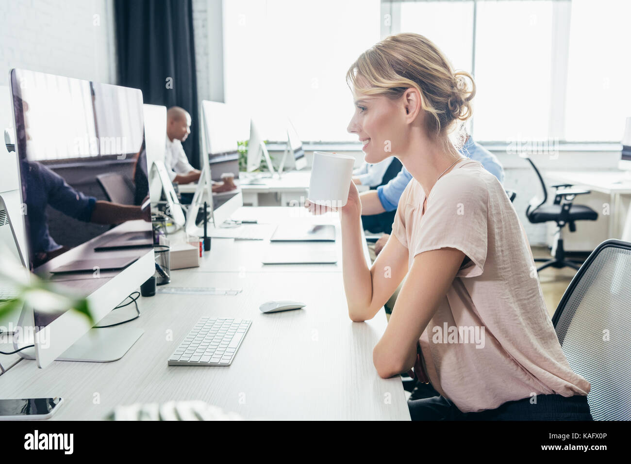businesswoman using desktop computer Stock Photo - Alamy