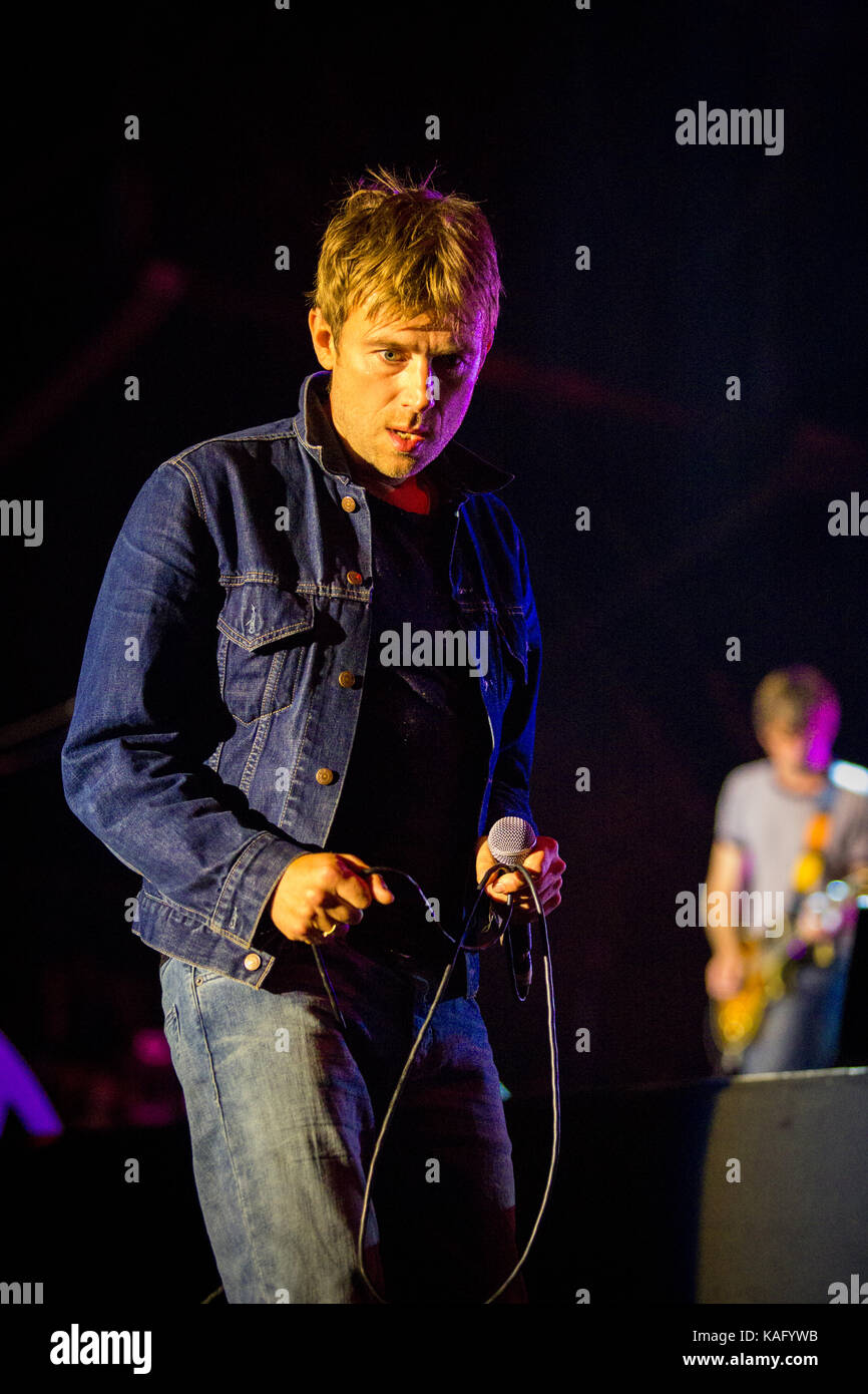 Britpop music hi-res stock photography and images - Alamy