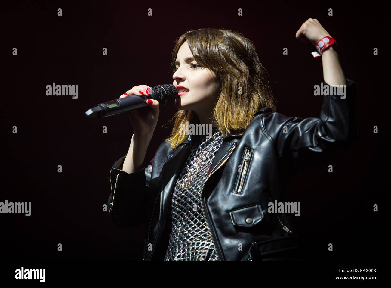 Singer lauren mayberry chvrches performs hi-res stock photography and ...