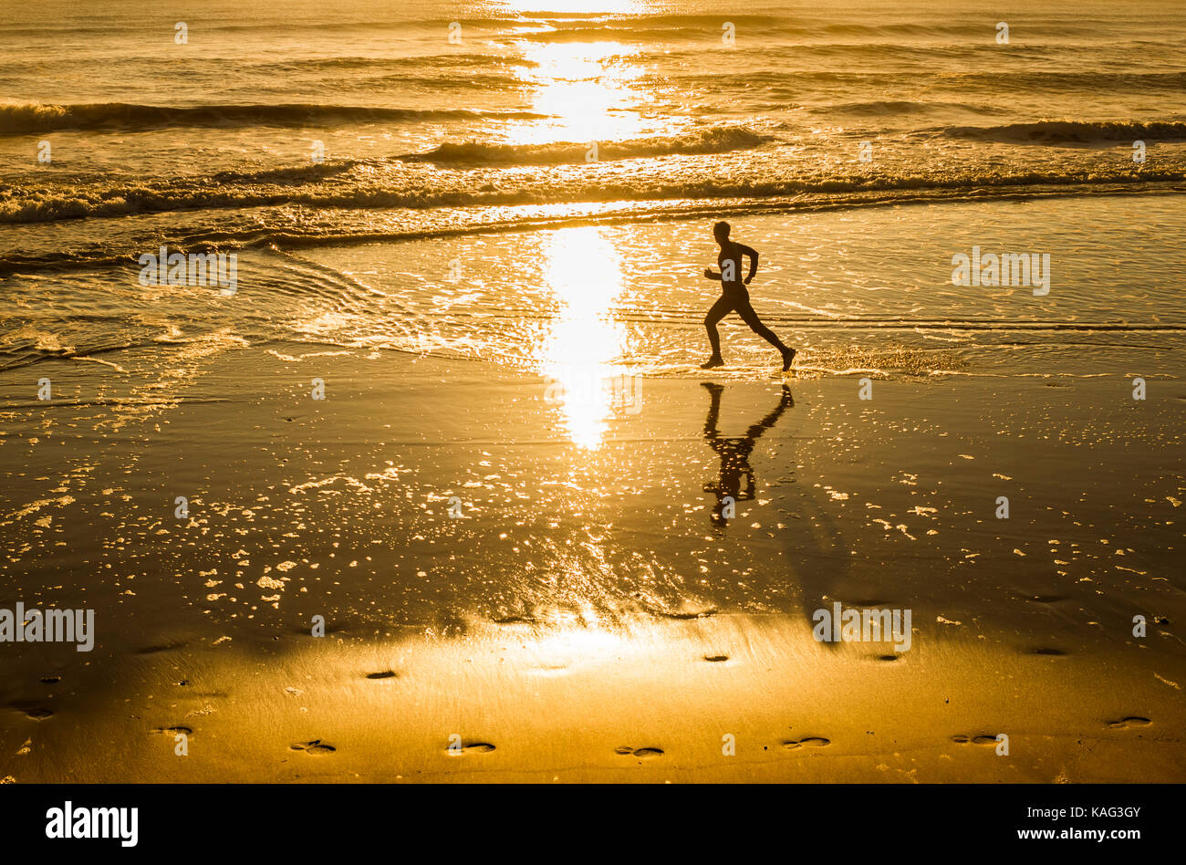 Man running on beach hi-res stock photography and images - Alamy