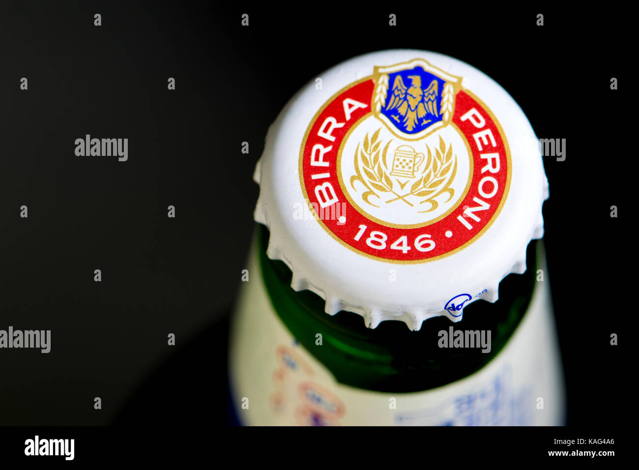 Beer bottle and cap - Peroni (Italy Stock Photo - Alamy