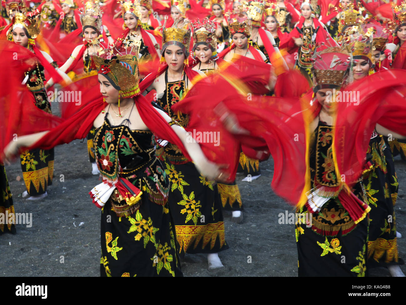 Dancer with fan dancer with fan hi-res stock photography and images - Alamy