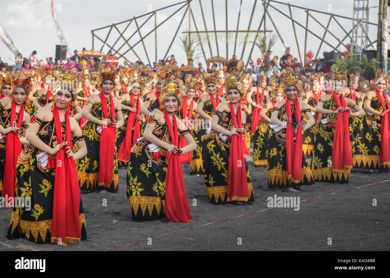 Thousands of pretty dancers in costumes perform Gandrung dance at Boom ...