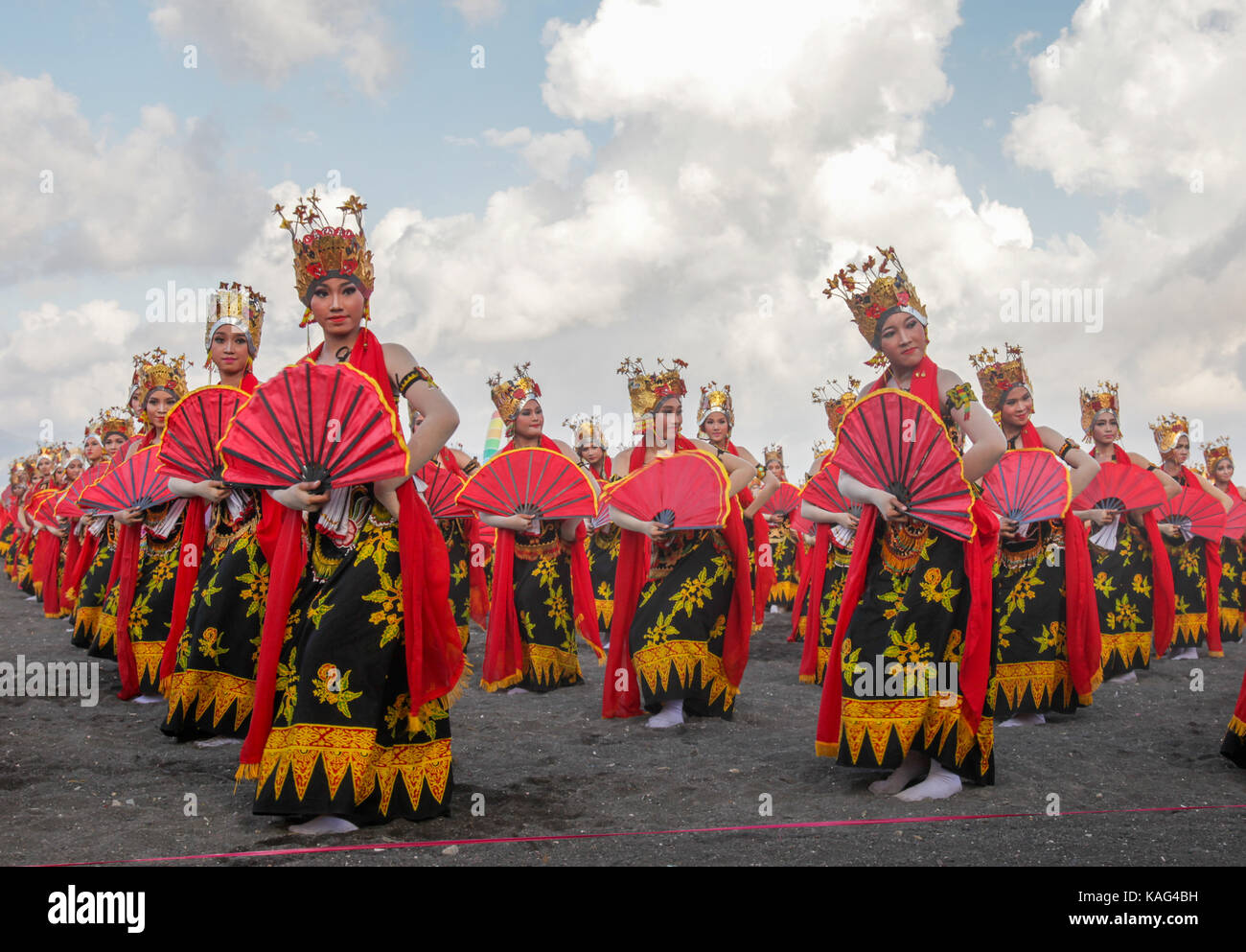 Thousands of pretty dancers in costumes perform Gandrung dance at Boom ...