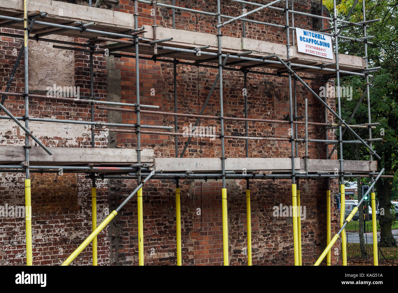 Scaffolding outside a building hi-res stock photography and images - Alamy