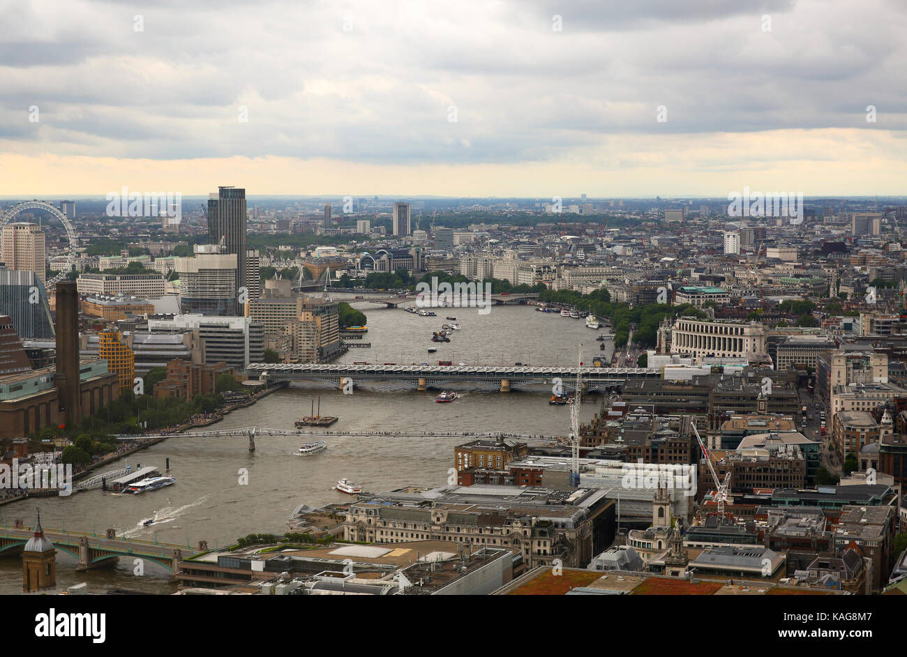 Buildings along the thames hi-res stock photography and images - Alamy