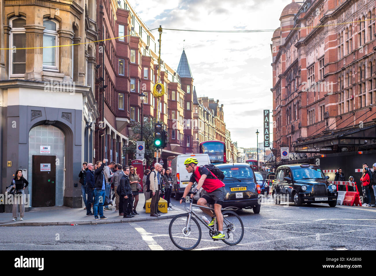 Busy london street hi-res stock photography and images - Alamy