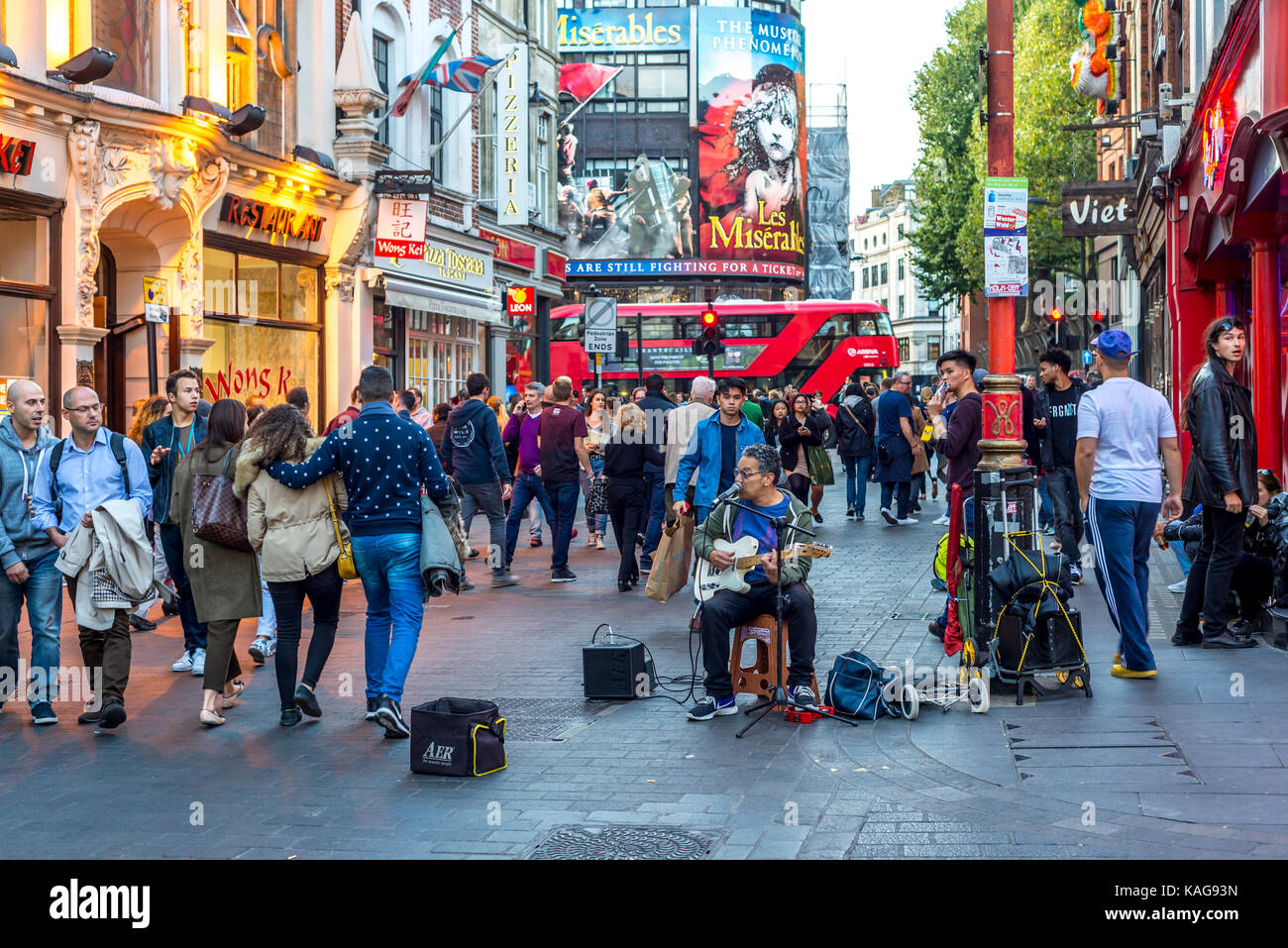London street performer hi-res stock photography and images - Alamy