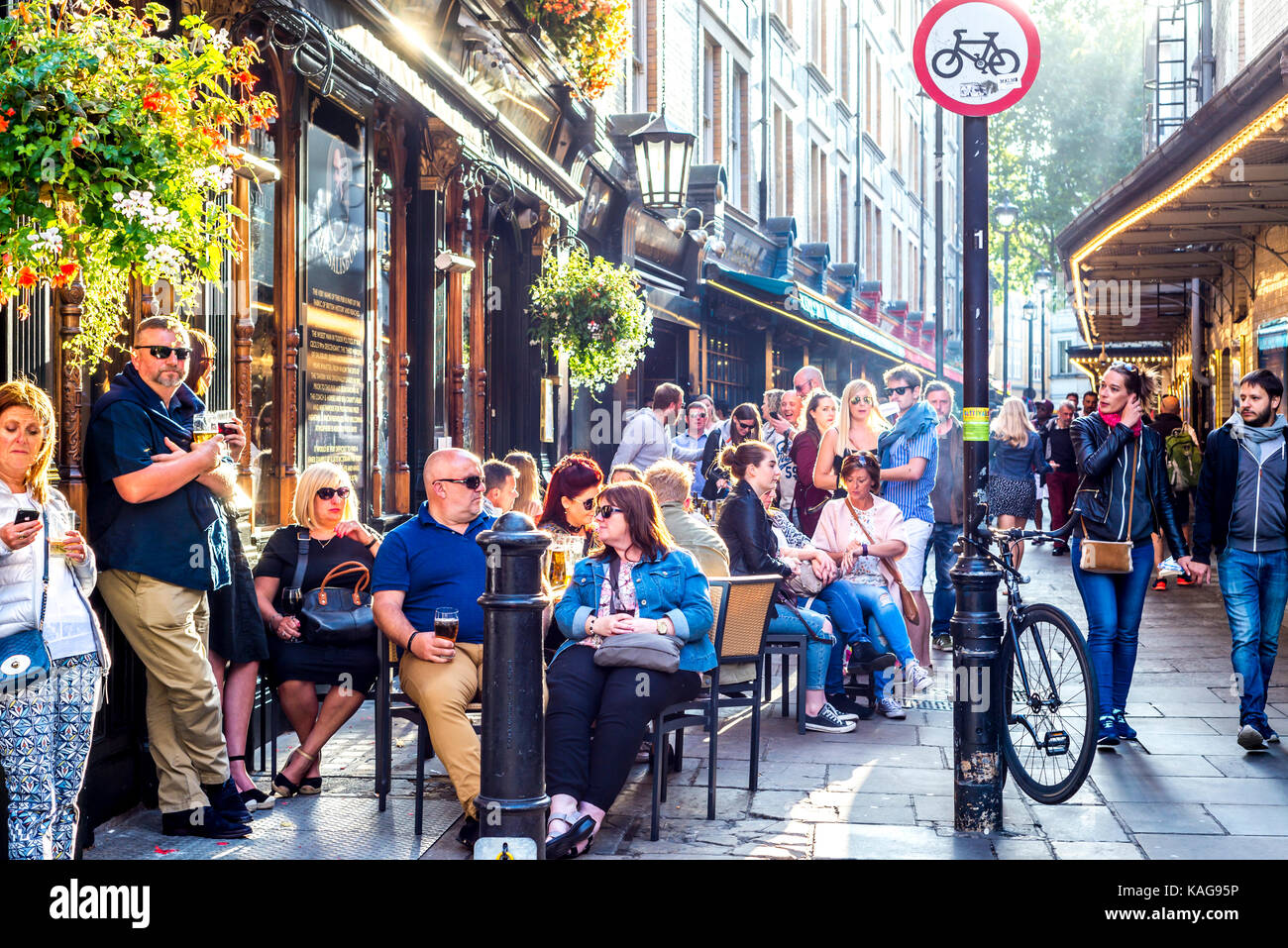 Busy pubs hi-res stock photography and images - Alamy