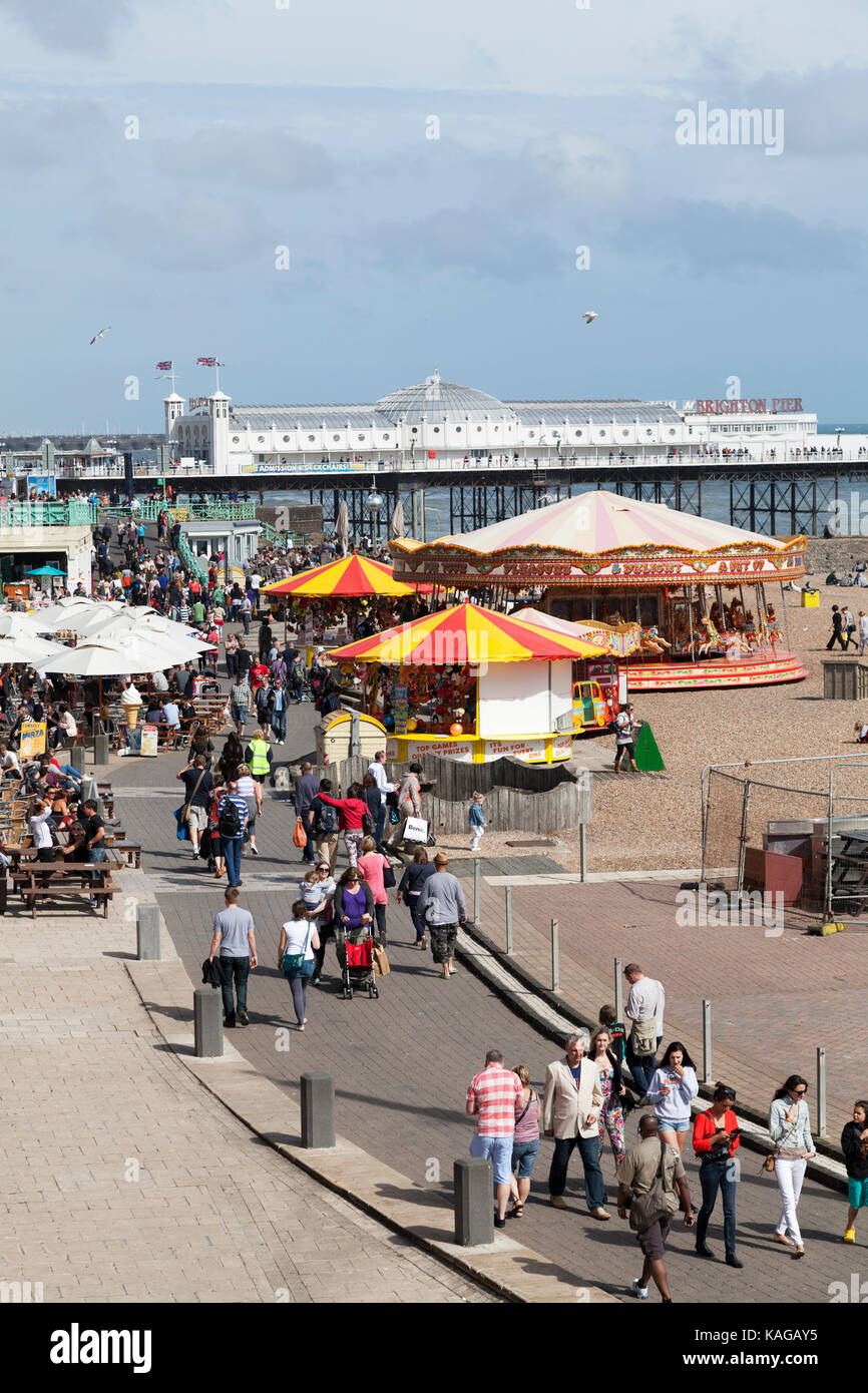 UK, Brighton, view along the promenade towards Brighton Pier Stock ...