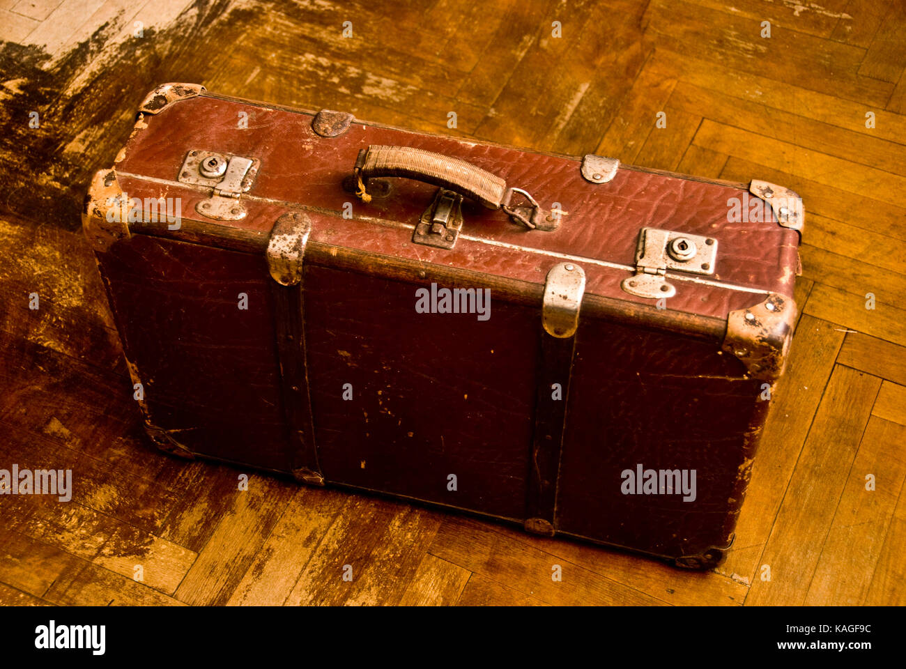 Damaged suitcase hi-res stock photography and images - Alamy