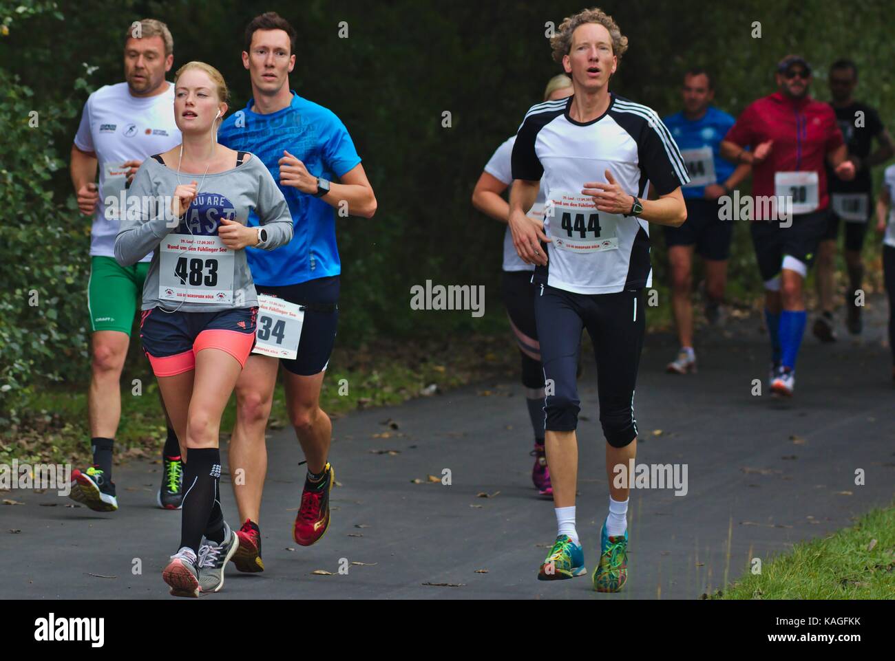 Run around the Fühlinger See, Cologne, public run Stock Photo - Alamy
