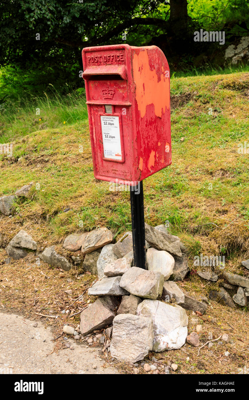 Rural letter box with red peeling paint Stock Photo - Alamy