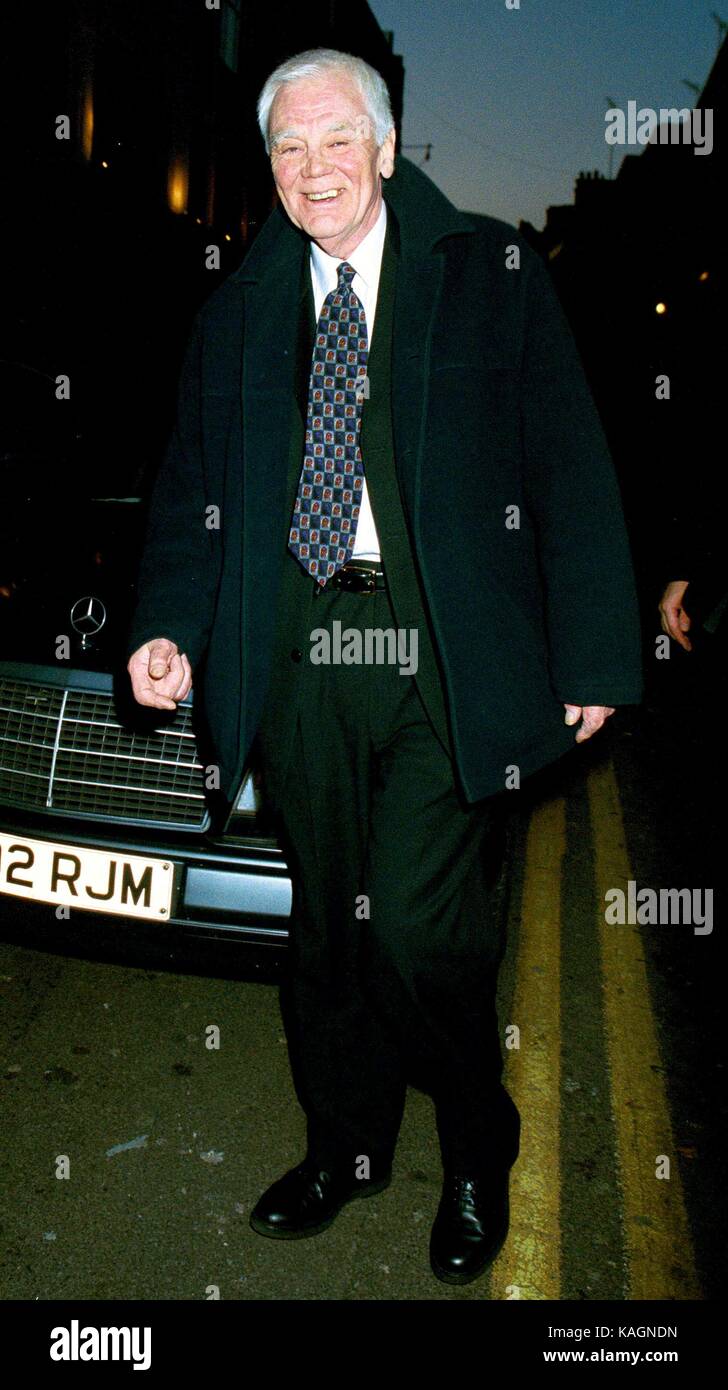 ©ALPHA 044065 08 05 01 TONY BOOTH LEAVING THE IVY RESTAURANT IN LONDON ...