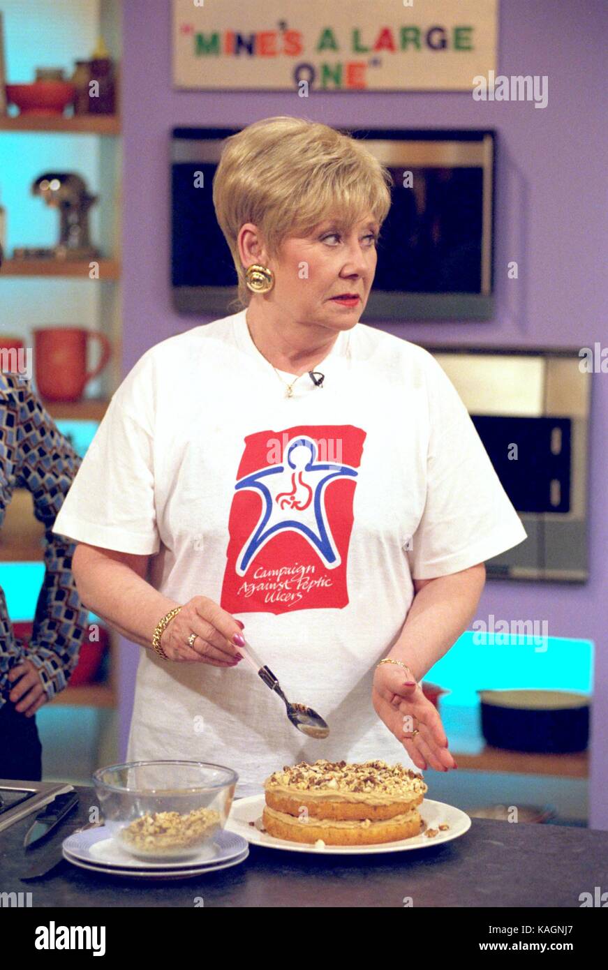 ©Alpha Press -EXCLUSIVE- 28/05/97 LIZ DAWN ON "LIGHT LUNCH" CHANNEL 4 ...