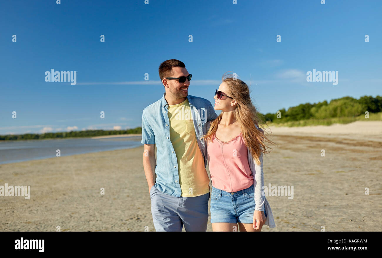 Couple happy hugging beach hi-res stock photography and images - Alamy
